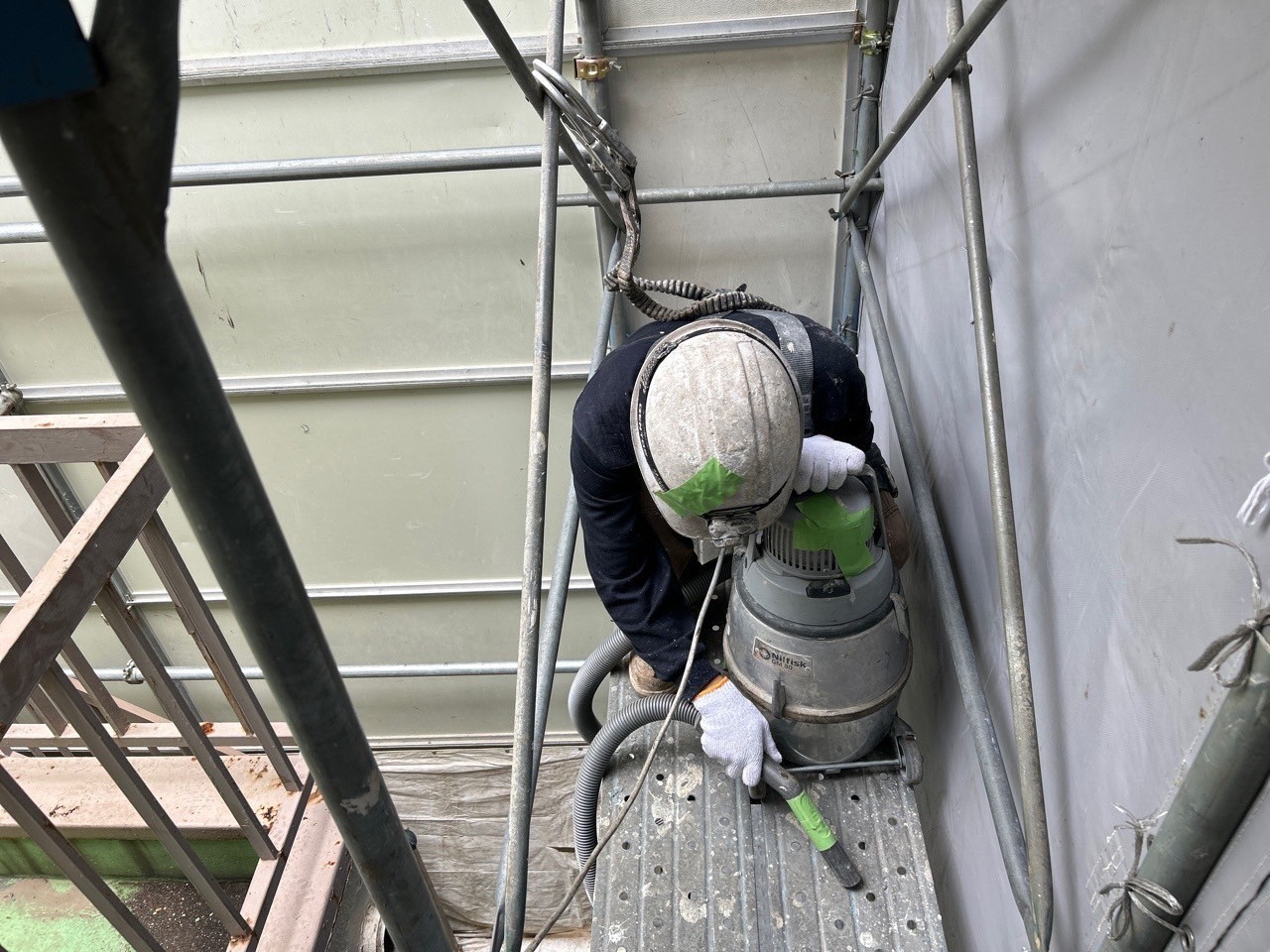 解体工事② 石綿含有建築資材の除去作業 | 市川市の工務店DAISHU｜二世帯住宅もお任せください｜自然素材・高耐震・高断熱の注文住宅