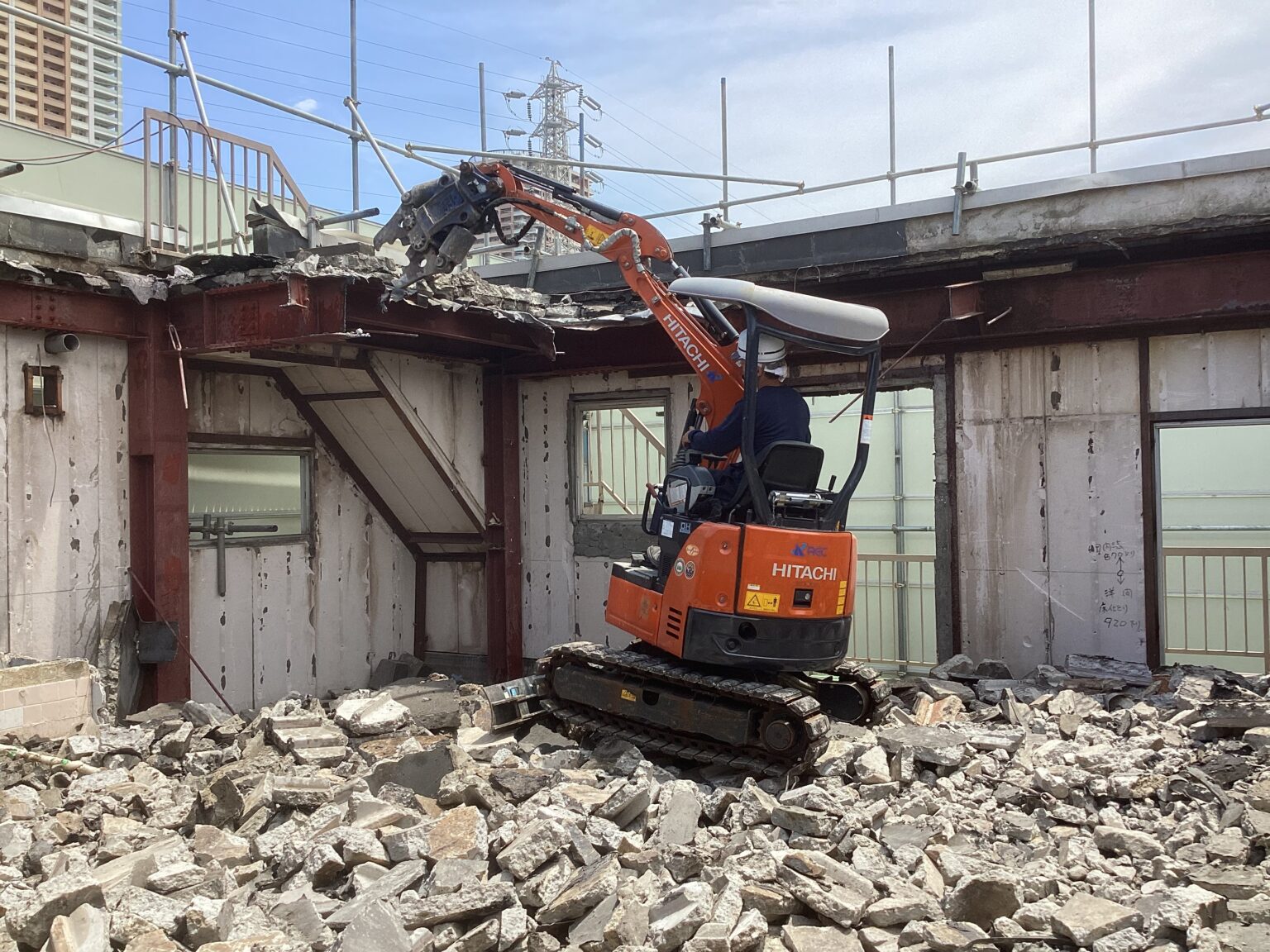 解体工事③ 躯体解体 | 市川市の工務店DAISHU｜二世帯住宅もお任せください｜自然素材・高耐震・高断熱の注文住宅