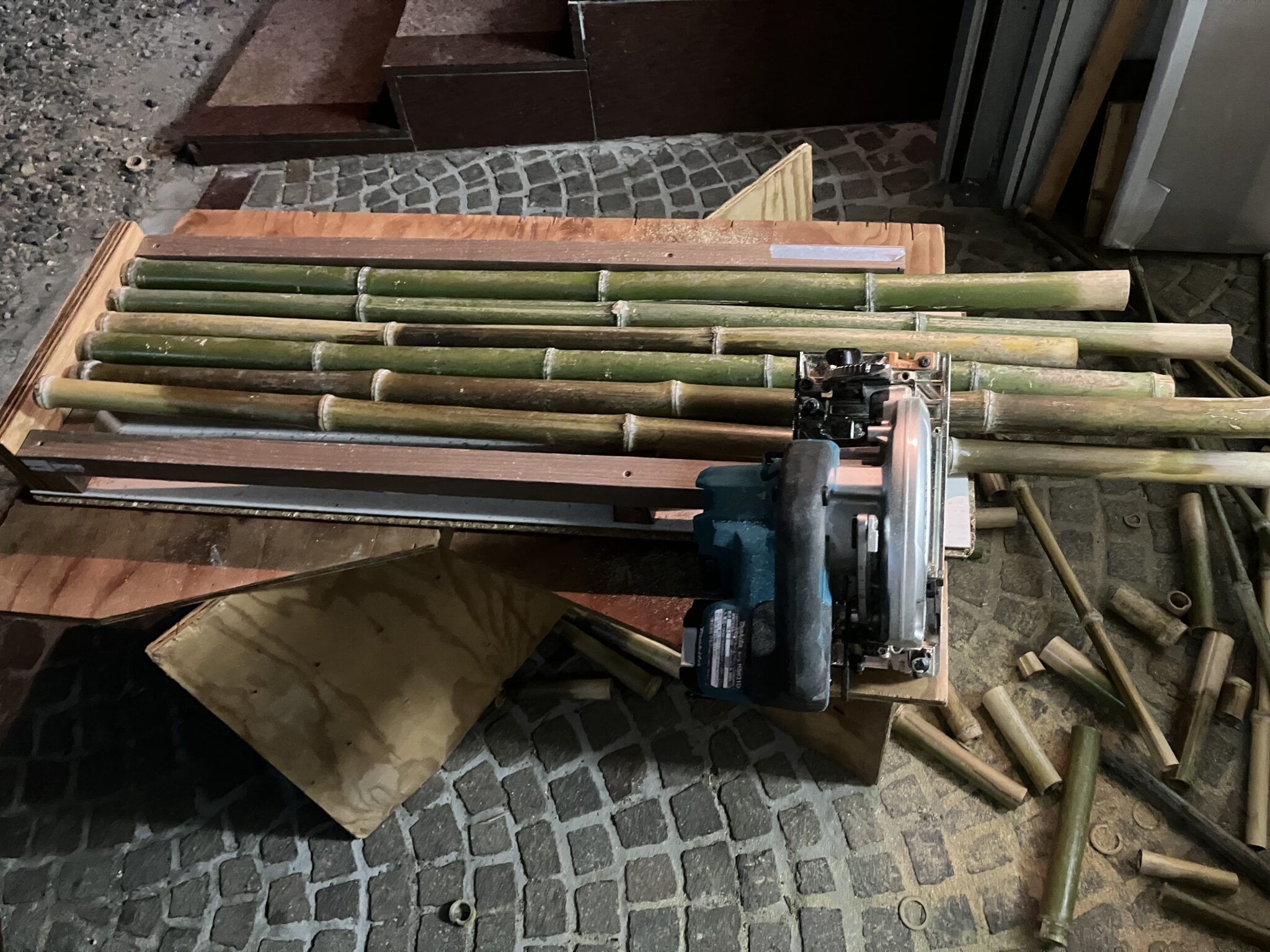 夏休みにDIYで外構のフェンスを交換 ③交換作業-1 | 市川市の工務店DAISHU｜二世帯住宅もお任せください｜自然素材・高耐震・高断熱の注文住宅